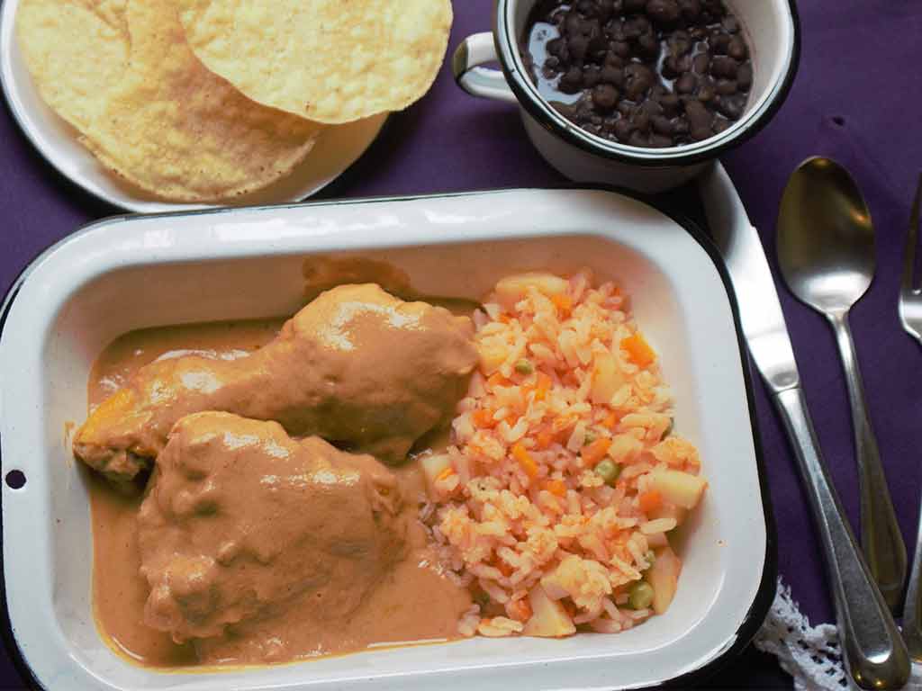 Pollo en Salsa de Cacahuate - El lugar de Beatriz